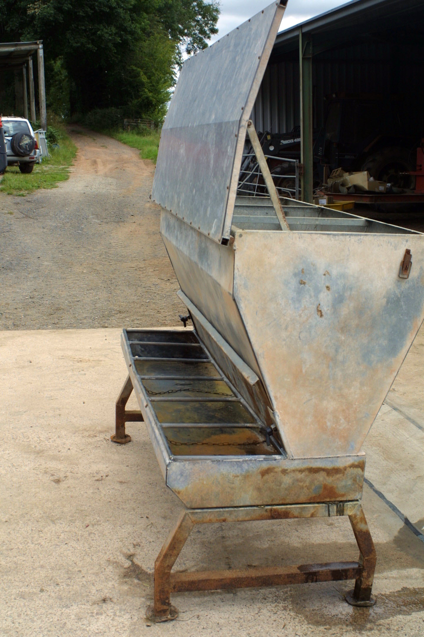 IAE 2 Metre Bull Beef Feeder 500Kg Capacity Image Gallery