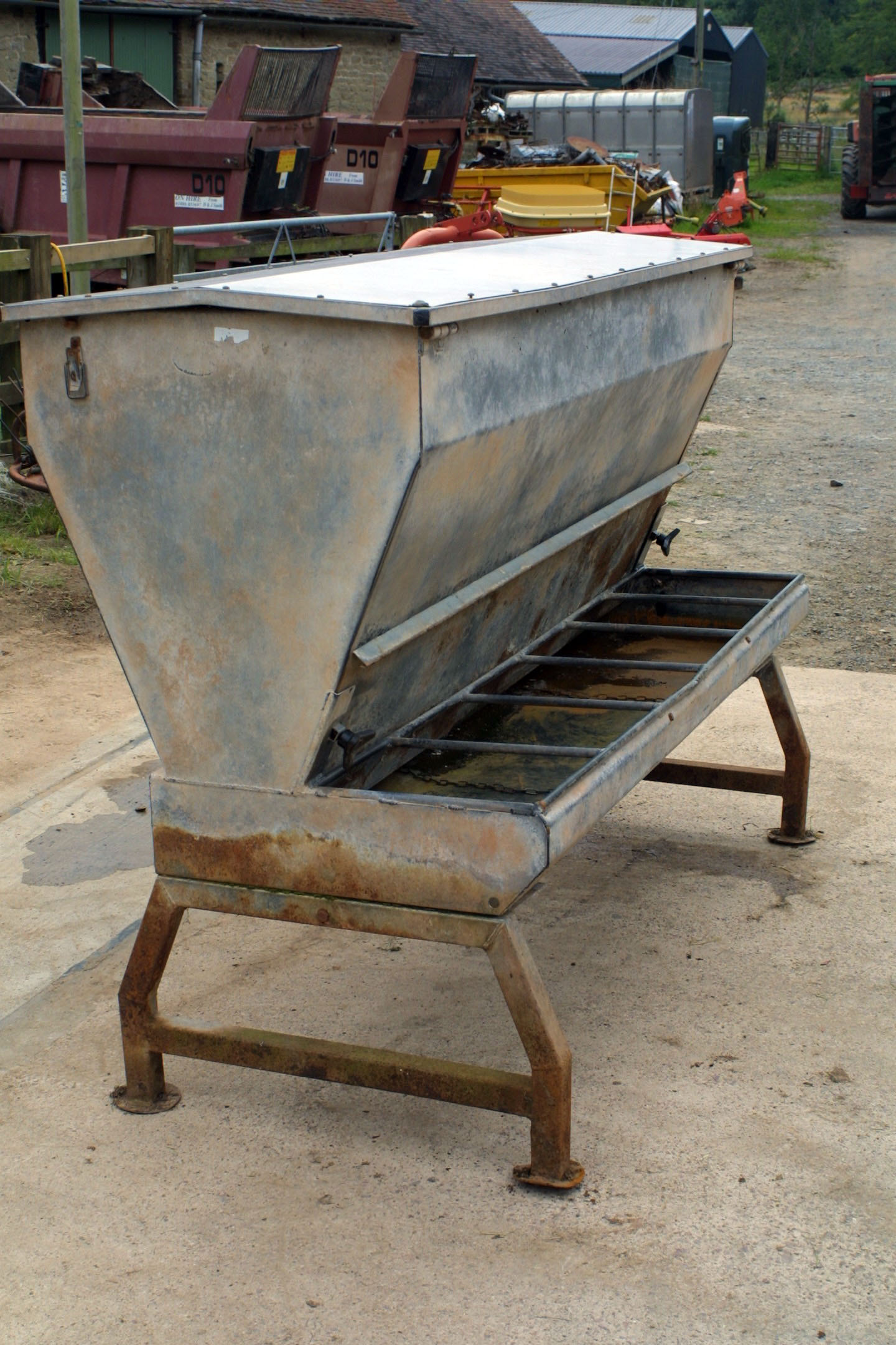IAE 2 Metre Bull Beef Feeder 500Kg Capacity Image Gallery